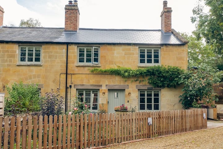 Dog Friendly Cottage - River Cottage - Winchcombe