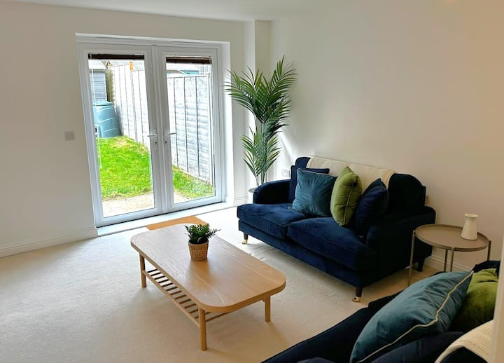 Private Parking - Three Bedroom Home Andover - Andover