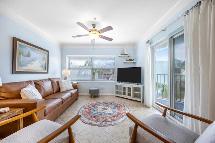 Ocean Hibiscus Retreat – For 8 - Crescent Beach, FL