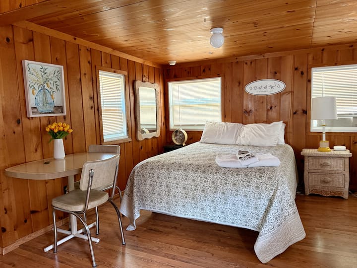 Duckin Cottage - Brookside Cottages & Resorts - Interlochen, MI