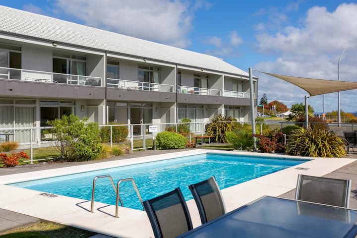 Lakeside Gem: Your Modern Retreat - Taupo