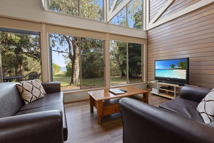 Omeo: 2br Lodge Offering Water Views + More! - Loch Sport