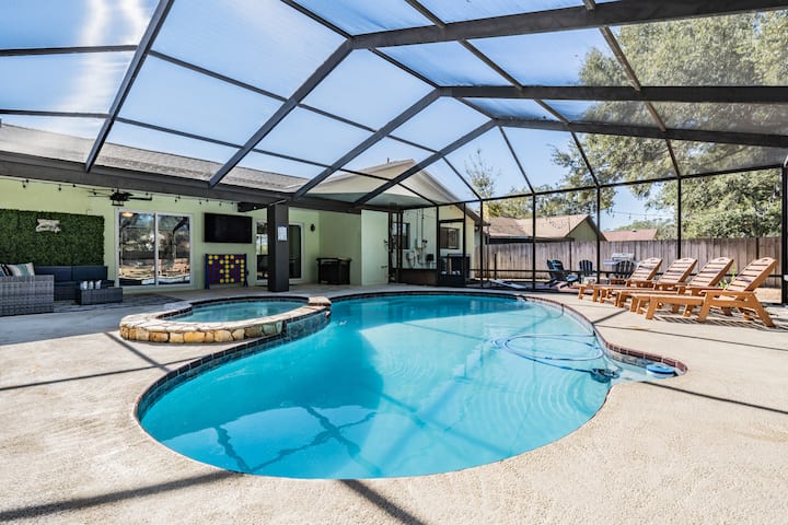 Coastal 3br Oasis | Free Heated Pool & Fire Pit - Clearwater, FL