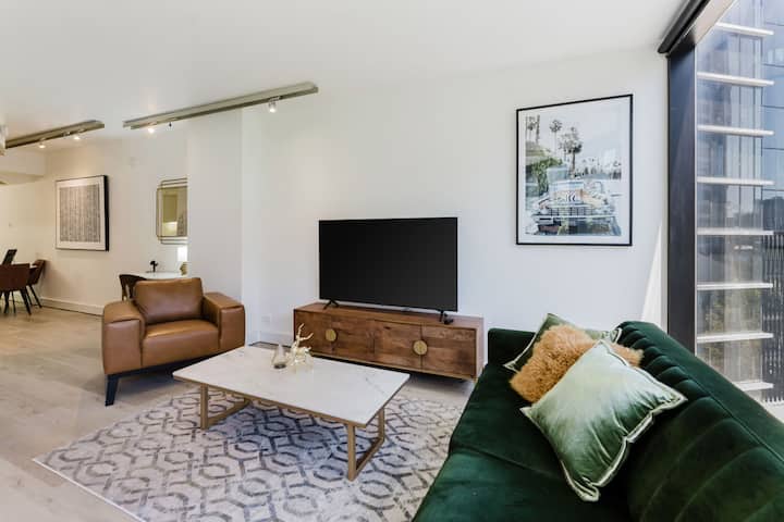 Deco Inspired Delight Near Mavel - Melbourne