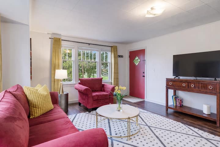 Timeless Escape - 2 Bd & Parking - Olympia