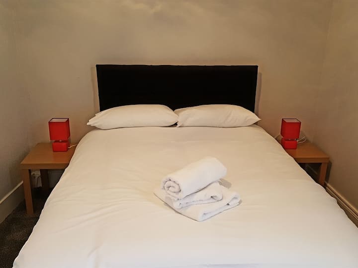 Standard Double Ensuite With Shower - Southport