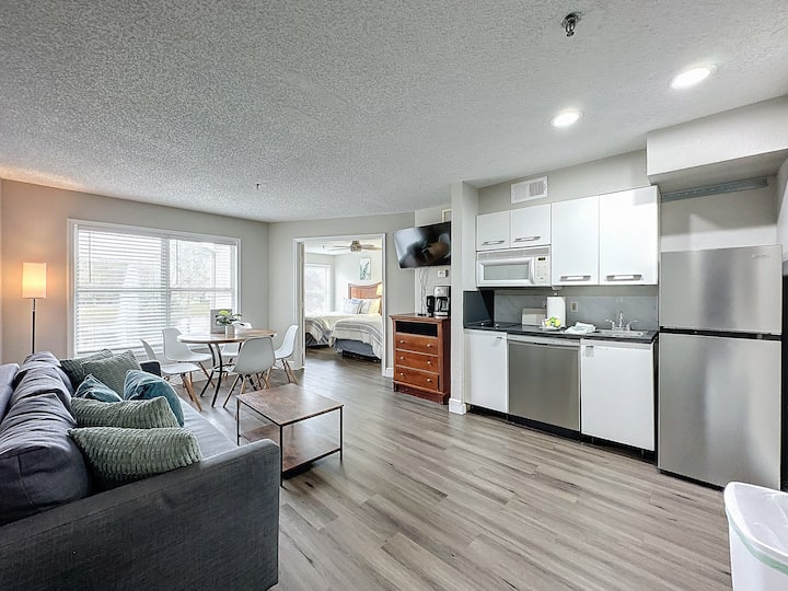 Parkway Palms Resort 1 Bed Condo Mins To Disney. - Celebration, FL