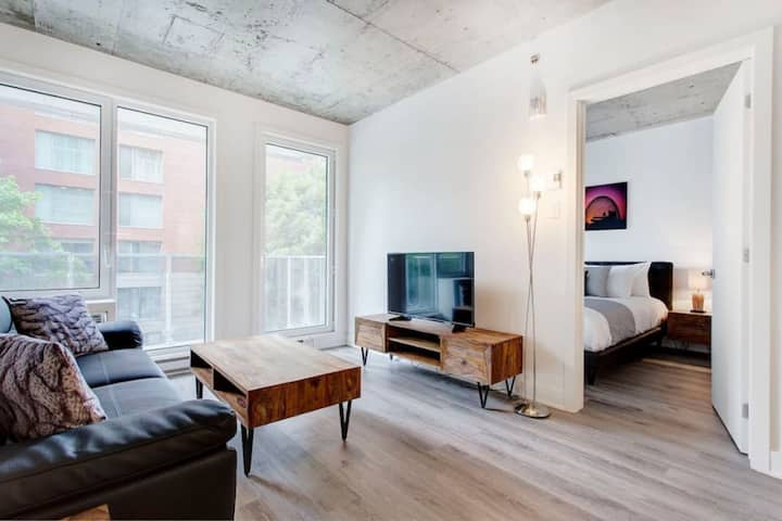 Sleek 1br Apt With City Views, 3-min Walk To Metro - Montreal