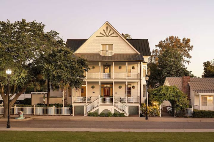 Historic Beaufort Stay + Free Breakfast & Bikes - Beaufort, SC