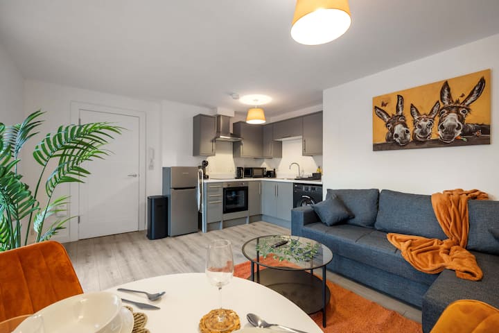 Modern East Village Belfast Apartment With Patio - Northern Ireland