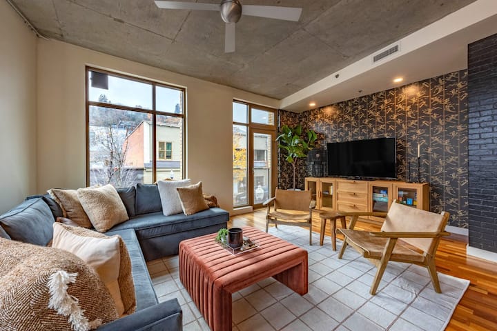 River Run Retreat - Loft In The Heart Of Downtown! - White Salmon, WA