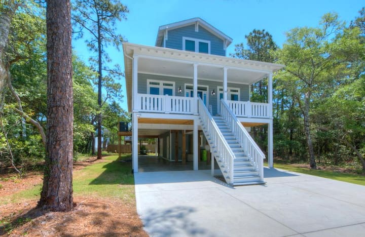 Cyrstal Pearl: Spacious Retreat With Elevator - Oak Island, NC