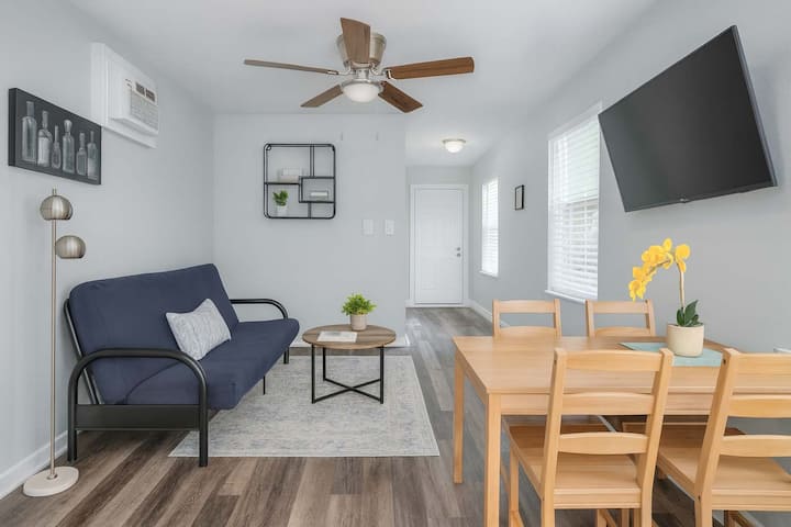 Classic 1br/1ba With Modern Comfort Near Downtown! - San Antonio, TX