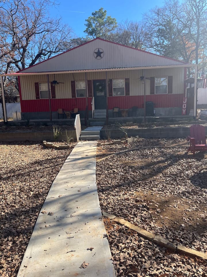 Cozy Barndo With Yard | Firepit, Swing, & Games - Lake Texoma