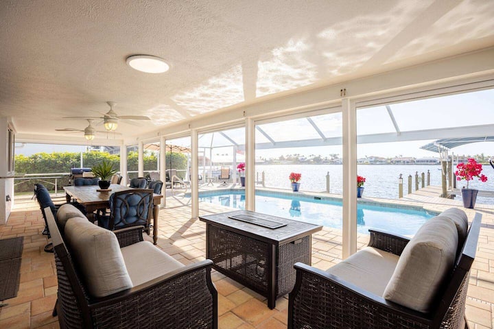 Waterfront Escape Luxurious Stay - Cape Coral, FL