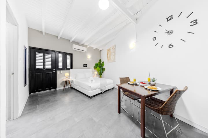 Modern 1br | Beach Escape W/ Wi-fi, Ac & Workspace - Aruba