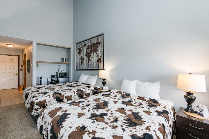 The Room - Wonderful 2 Queen Room, Clubhouse - Granby