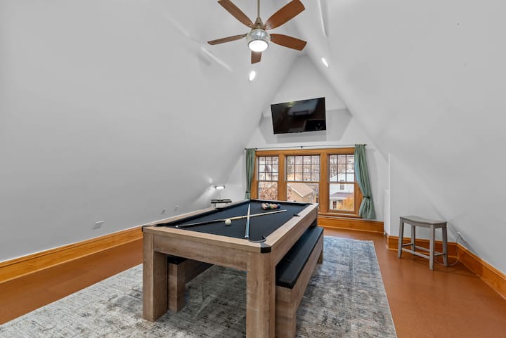 Deluxe Dwelling 4br, 2ba| Sunlit, Spacious, Serine - Milwaukee, WI