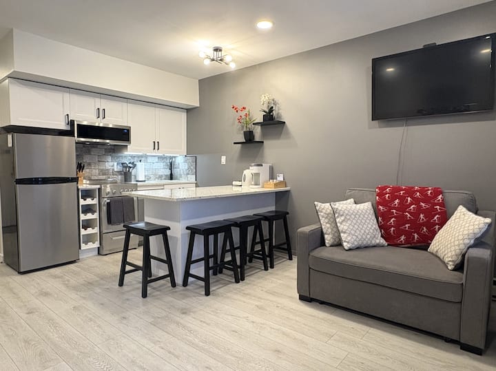 Cozy Loon Mountain Escape: Shuttle, Pool & Views - New Hampshire