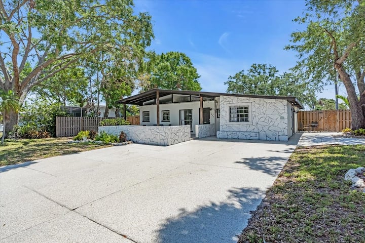 Sarasota Sands Retreat - 4bd/3ba With Heated Pool - Sarasota, FL