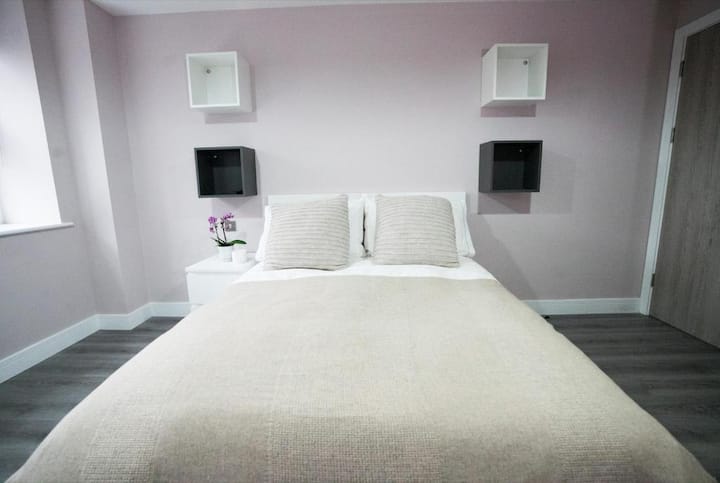 Double Bed Studio - Private Bathroom & Kitchenette - Colchester