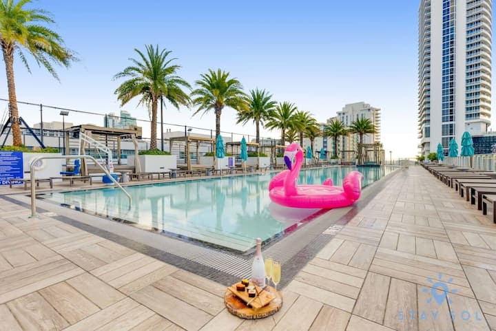 2br Apartment With Pools - Hollywood, FL