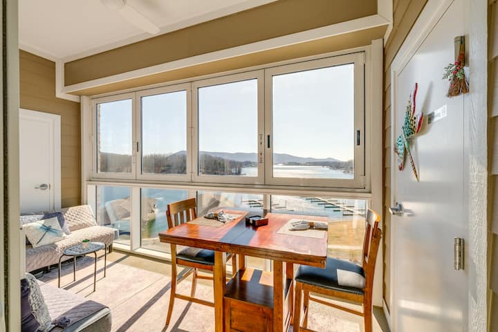 Top-floor Balcony & Serene Views: Huddleston Condo - Virginia