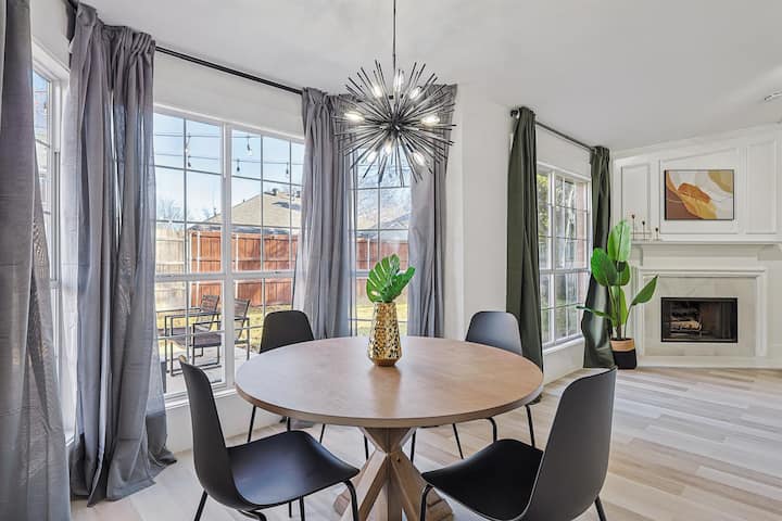 4-bd,2-ba Luxe Modern Gem With Foosball & Firepit - Grand Prairie