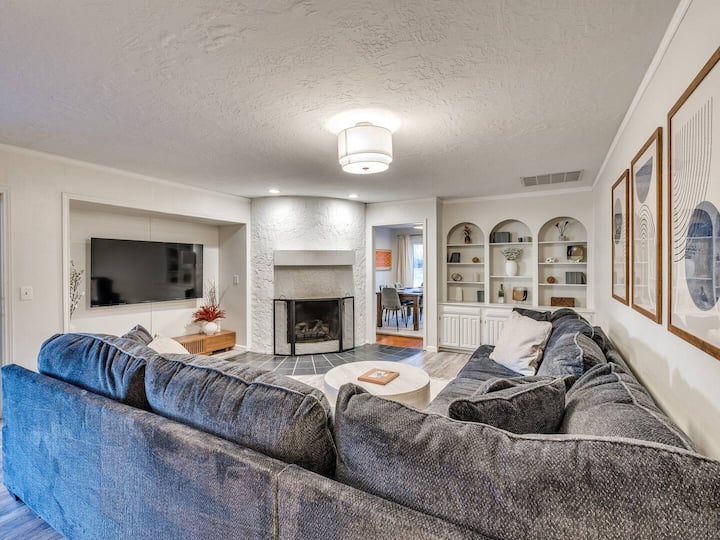 Pool • Game Room • Fireplace • Single Story - Tulsa, OK