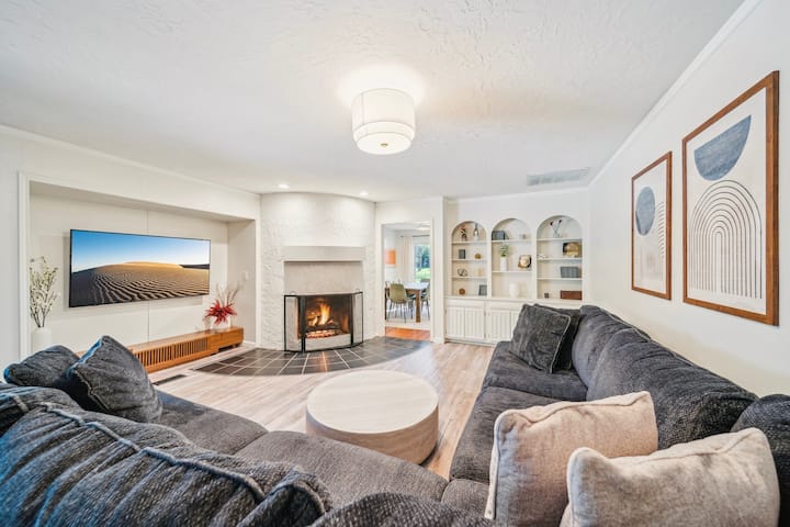 Heart Of Tulsa, Game Room, Fireplace, Sleeps 8 - Tulsa, OK