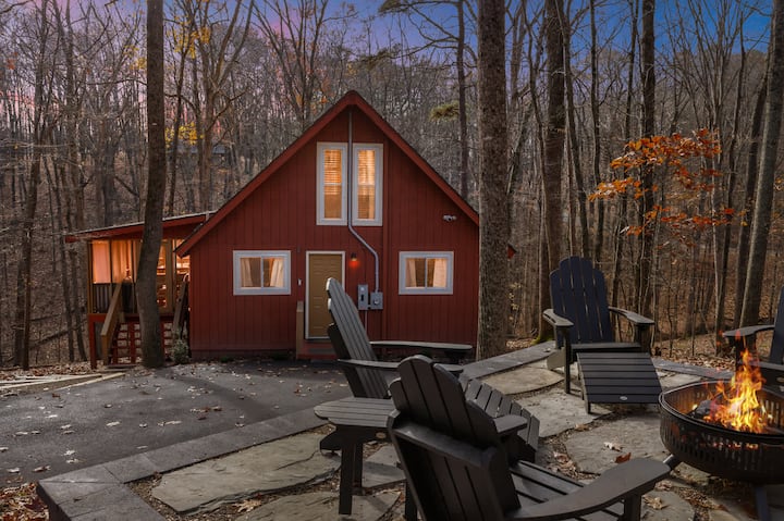 Fireplace, Fire Pit, Deck, Wifi & Pool Access - West Virginia