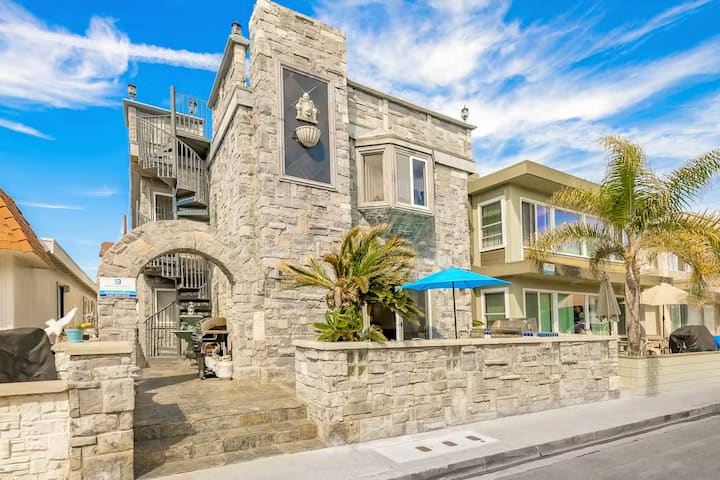 Royal Beach Castle: Steps To The Water - Costa Mesa, CA
