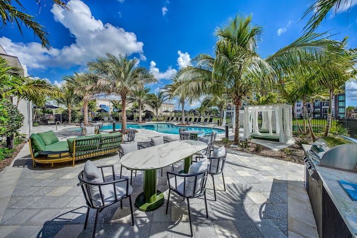 Chic, Dog-friendly 2br W/ Pool, Gym & Balcony - Miami Gardens, FL