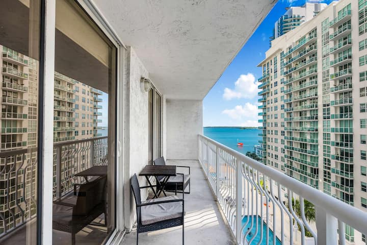 Oceanfront Condo + Free Parking - Miami