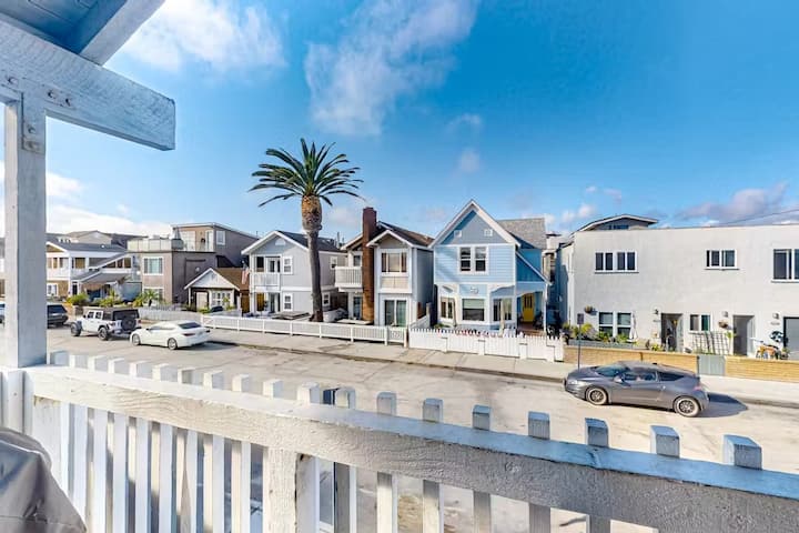 Seaside Getaway Just Steps From The Ocean - Newport Beach, CA