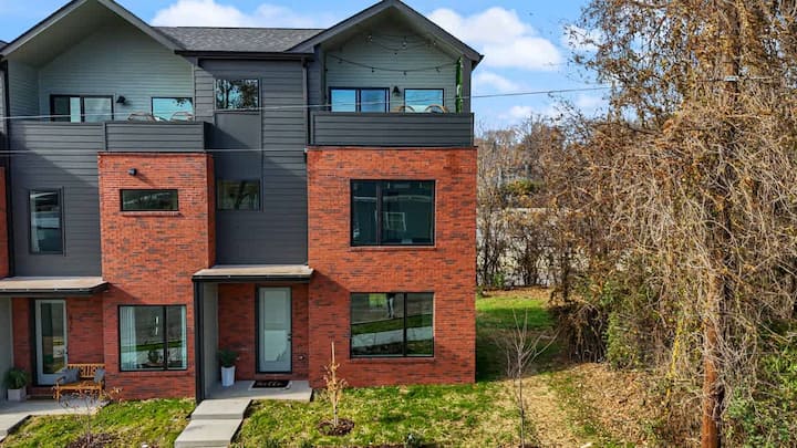 Modern Downtown Condo | Fast Wi-fi + Free Parking - Knoxville, TN
