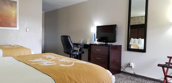 Convenient Room Located At Interstate 25 | Pool - Trinidad, CO