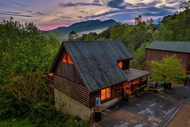 Pools, Hot Tub, Game Loft, Putt Putt, Views - Pigeon Forge, TN