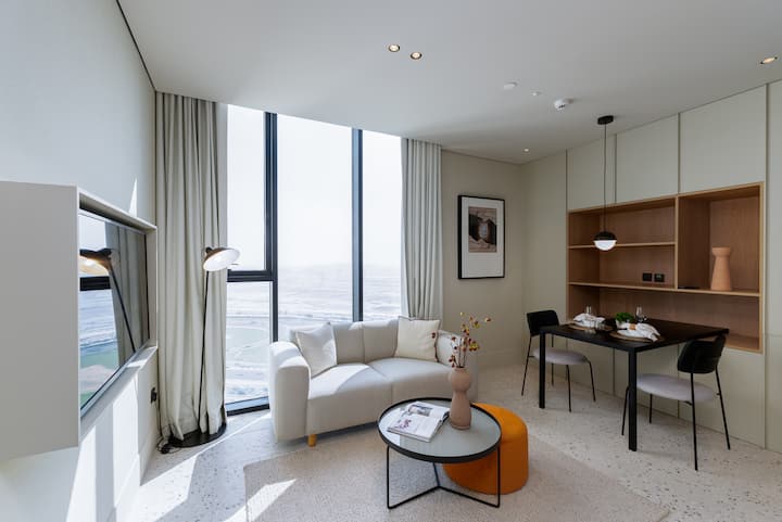Business Bay: Chic Studio W/ Pool & Gym - Dubai Airport (DXB)