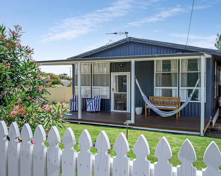 Lil Blue Surf Shack—a Playful Coastal Hideaway - Goolwa