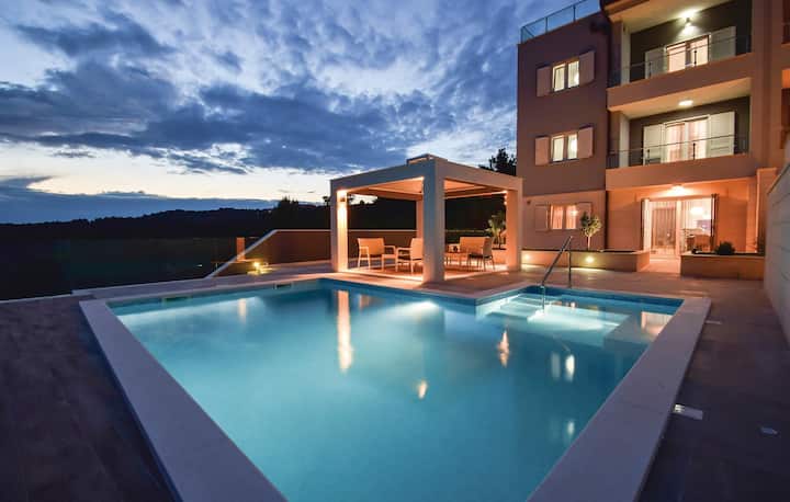 Stunning Apartment In Rogoznica - Primošten