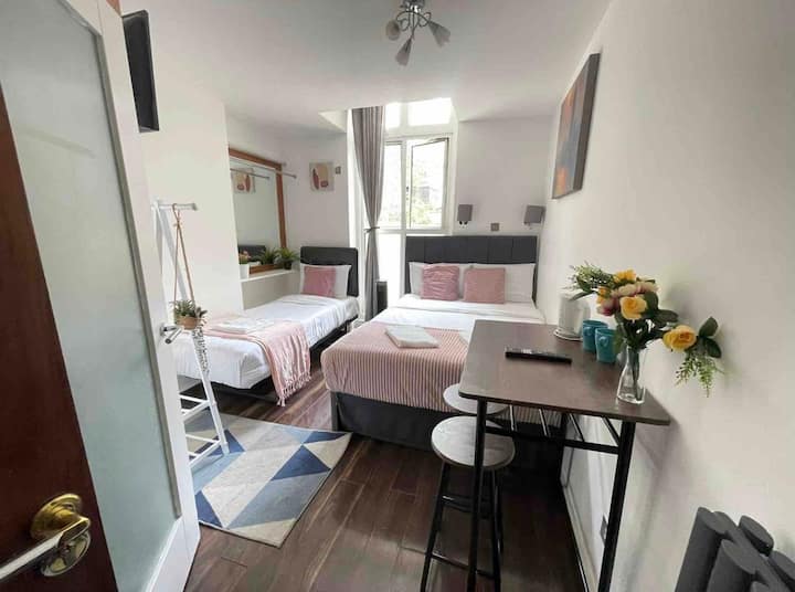 *Decorative Private Triple Hotel Room Hyde Park* - London