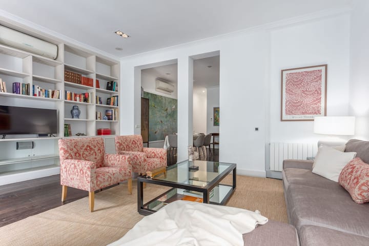 Stylish Apartment With High Ceilings & Wood Floors - Madrid