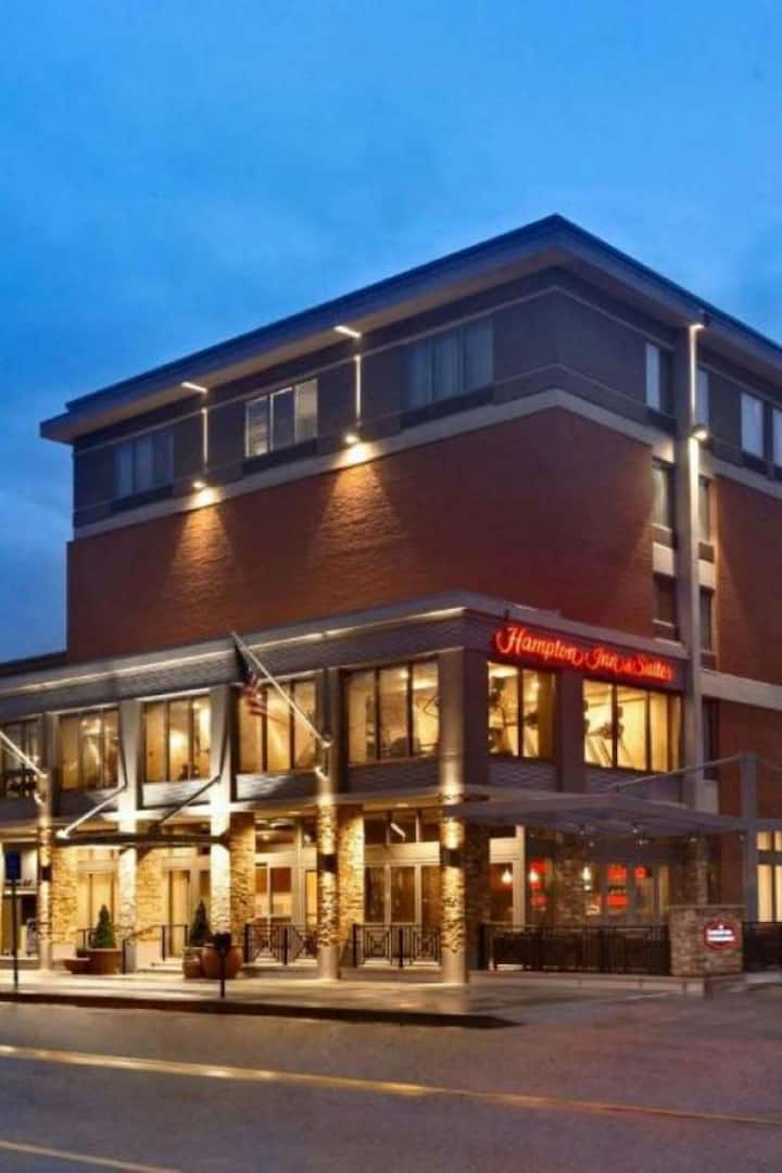 Less Than 2 Miles From St. Louis Galleria Mall - Kirkwood, MO