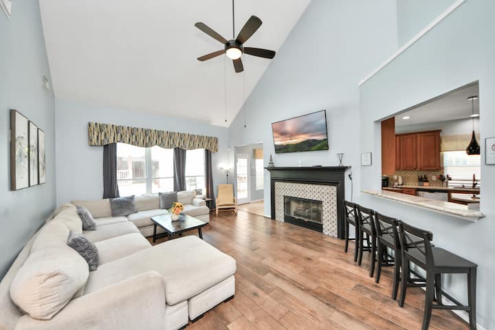 Spacious 7br Oasis W/ Pool, Spa & Game Room - Houston, TX