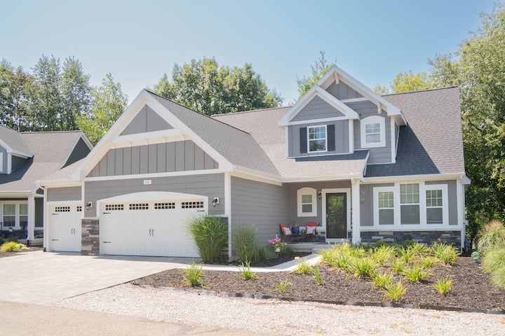 4br W/year Round Pool, Hot Tub, & Fire Pit - South Haven, MI