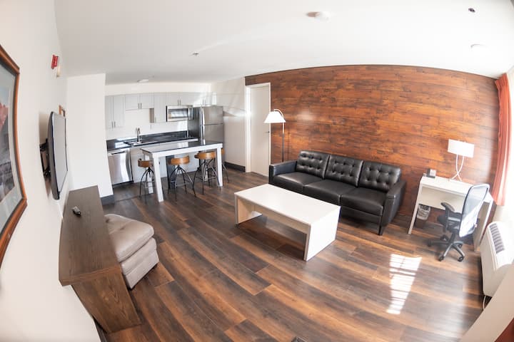 Come Stay In This 1st Floor 1 Bedroom Suite! - 게노아