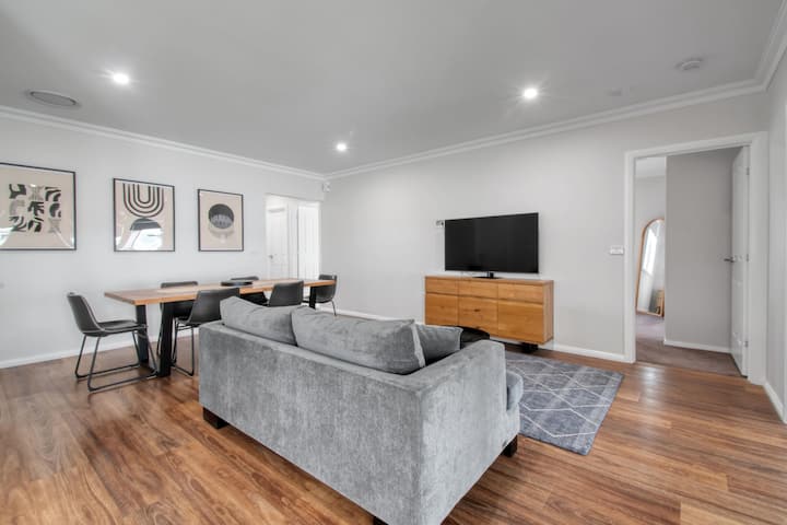 Whitewood Retreat | Modern Elegance, Serene Stay - Wagga Wagga