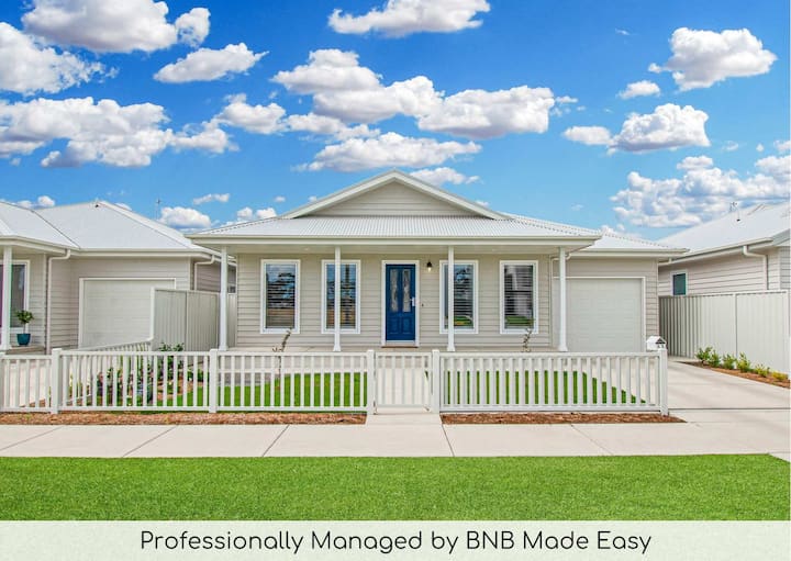 Whitewood Retreat | Modern Elegance, Serene Stay - Wagga Wagga