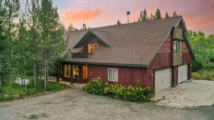 Hot Tub - Game Room - Sleeps 20 - 35mi Yellowstone - Idaho